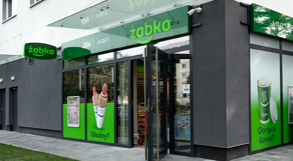 Żabka na godzinę wygasi zewnętrzne elewacje sklepów