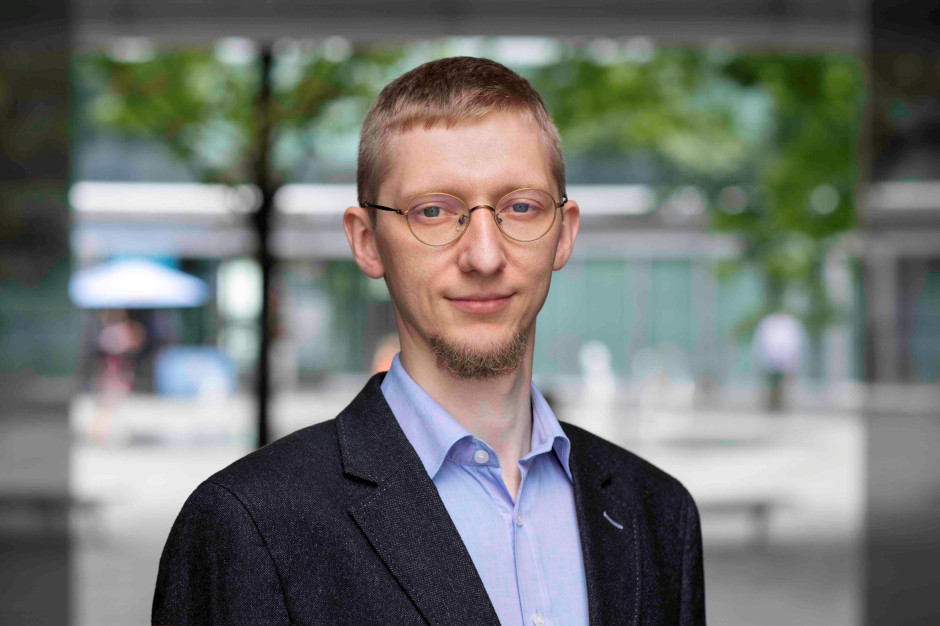 Trudne powroty do biura. Zachęty czy polityka nakazowa?