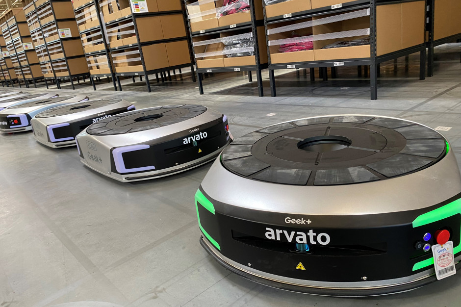 Roboty w centrum logistycznym Arvato w Poznaniu