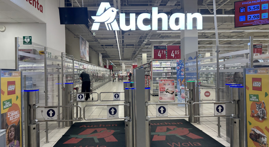 Codzienne zakupy przez 30 lat. Auchan policzył, ile zaoszczędzili Polacy
